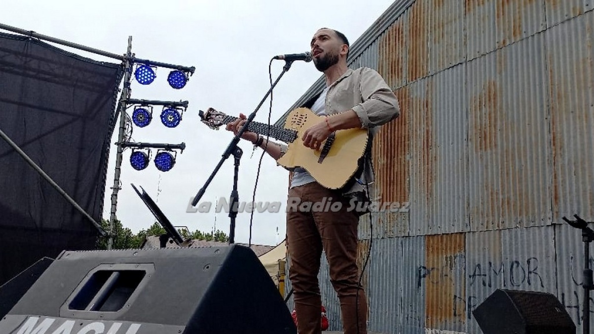 Alex Freidig brilló con su voz en la Peatonal Criolla