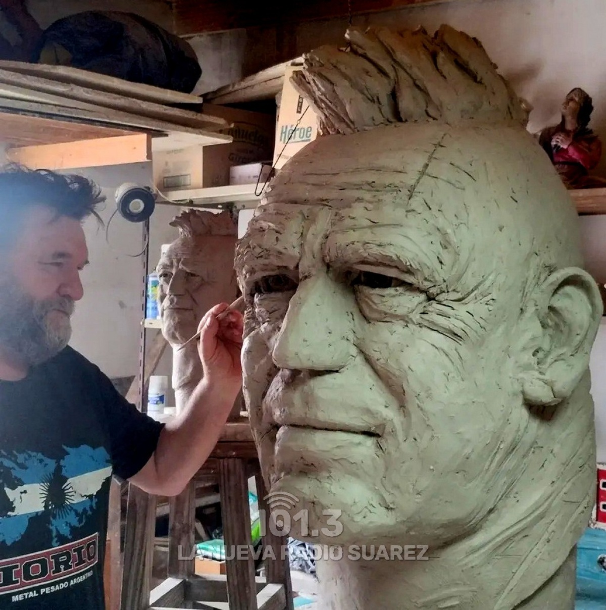 El escultor Roppo Marsch avanza con el monumento a Ricardo Iorio, una ...