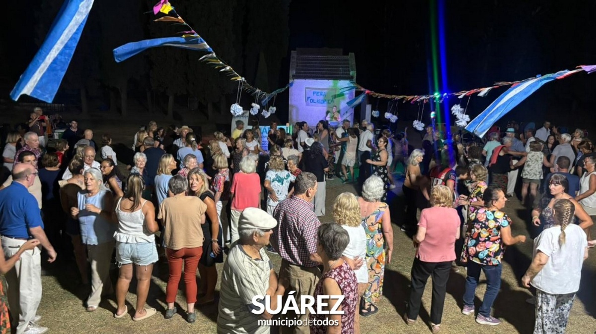 Más de 400 personas mayores celebraron la vida en una noche de folklore ...