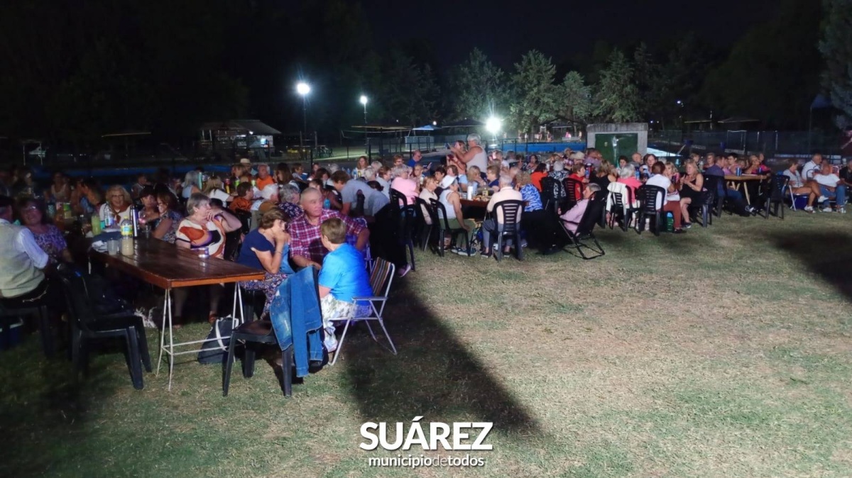 Más de 400 personas mayores celebraron la vida en una noche de folklore ...
