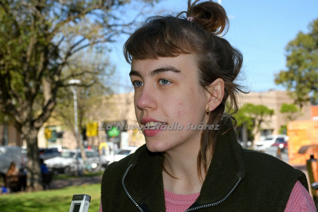 “La Pocha”, una artista autodidacta que se expresa en stickers y murales