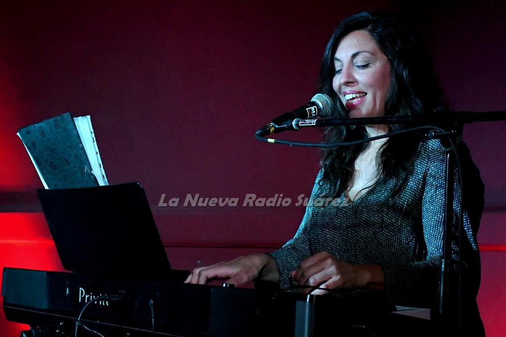 María Elía desplegó toda la magia de su música