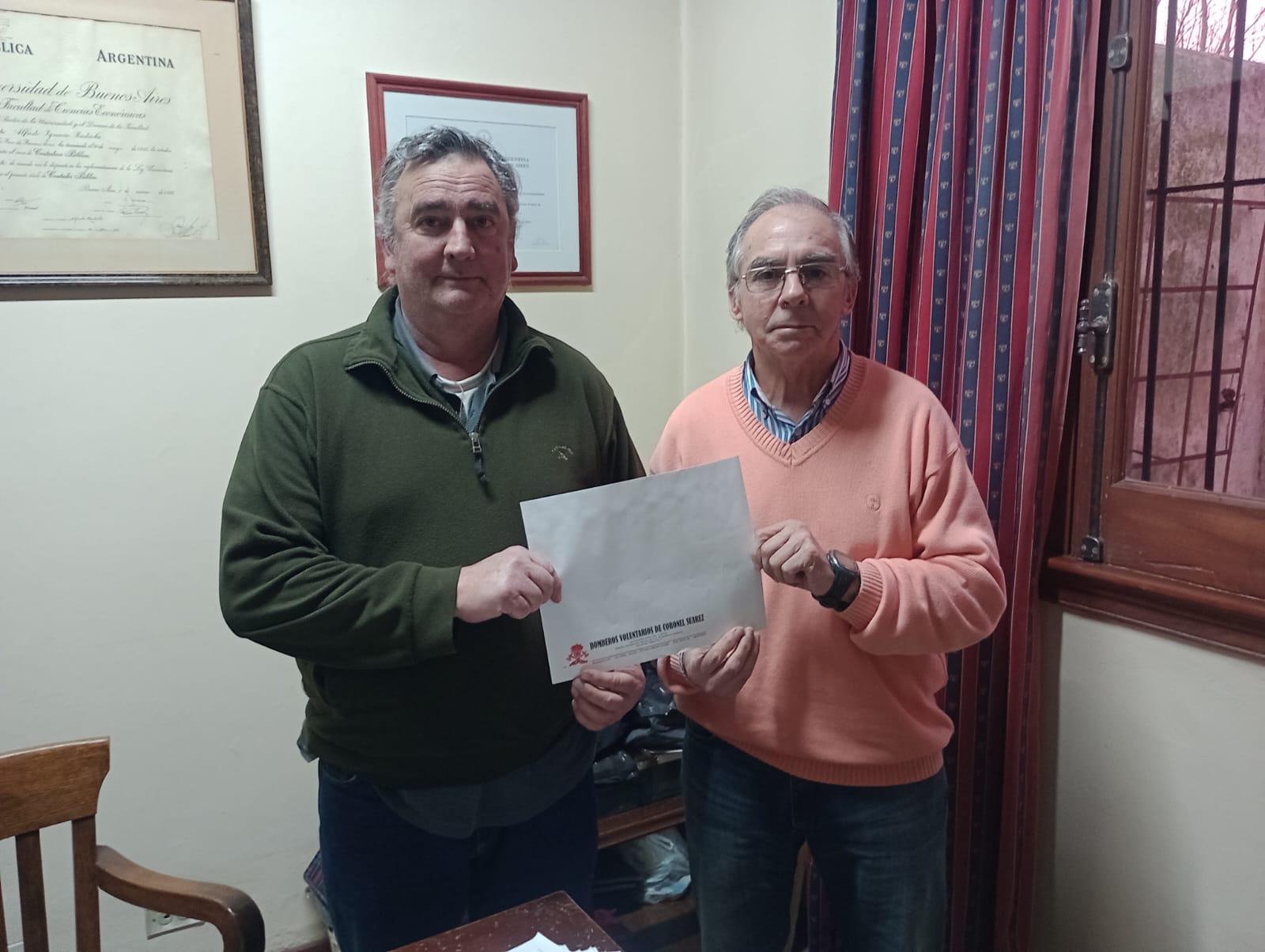 El presidente de Bomberos, Juan José Cardoso, entregó el primer premio ...
