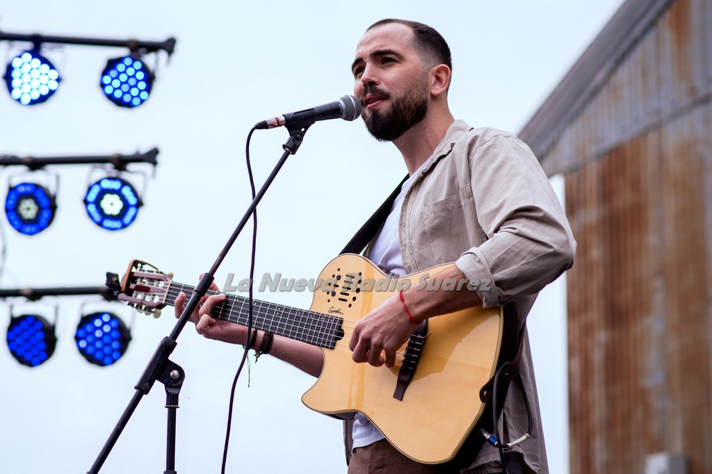 Alex Freidig brilló con su voz en la Peatonal Criolla