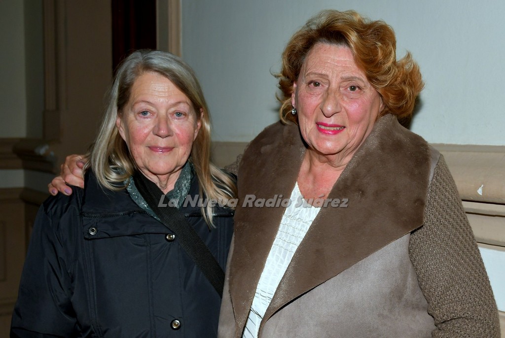 Escritora e ilustradora juntas, disfrutando del éxito de “La ratita Gretel”