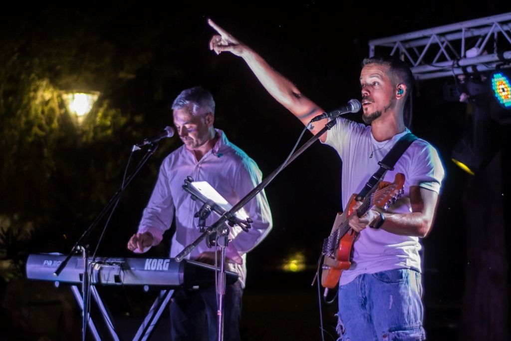 Latin Dúo encantó con su música en Laguna Cochicó