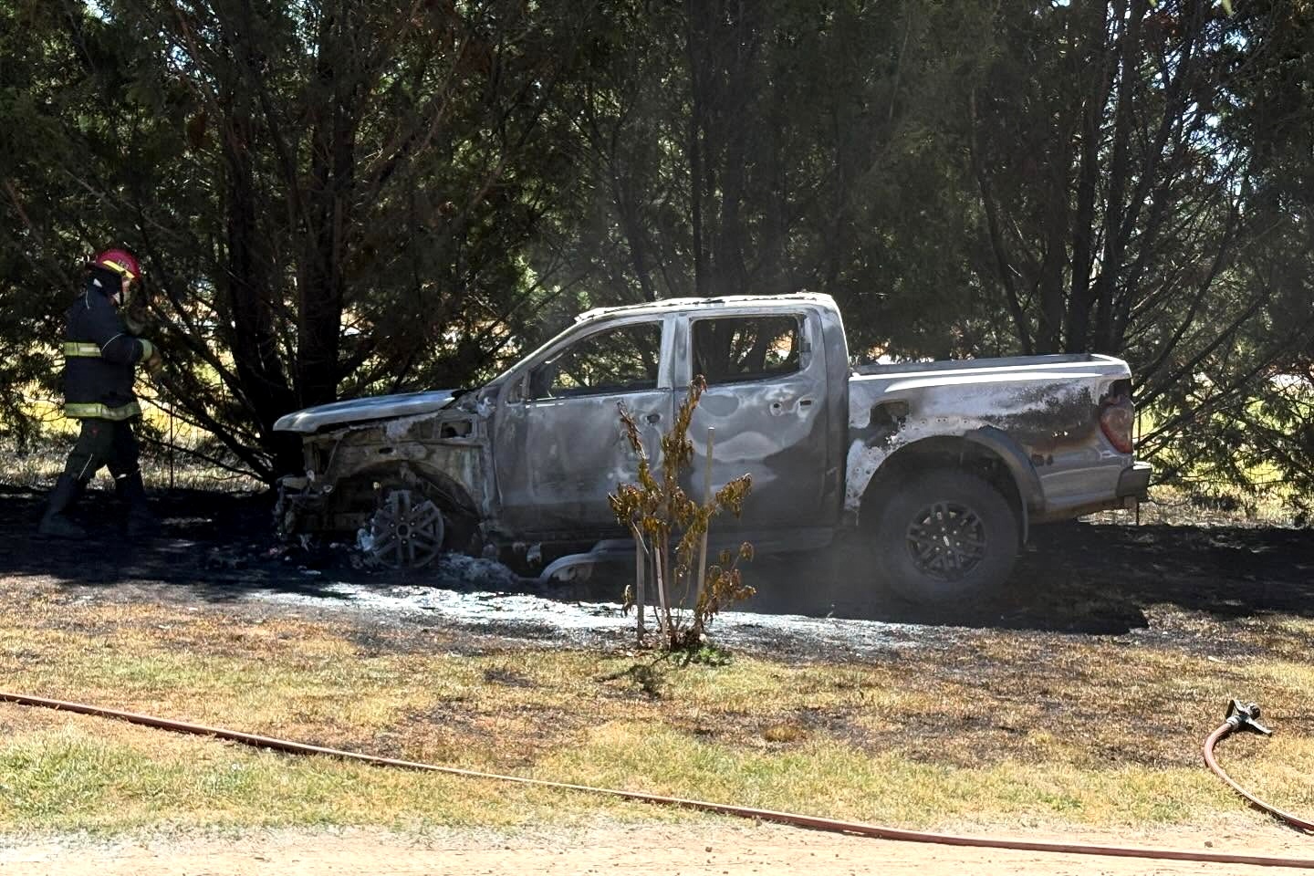 Incendio de camioneta Ford Raptor (con pérdidas totales) en calle ...