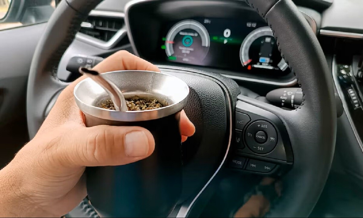 Una provincia multará con $500.000 a quienes conduzcan un auto tomando mate